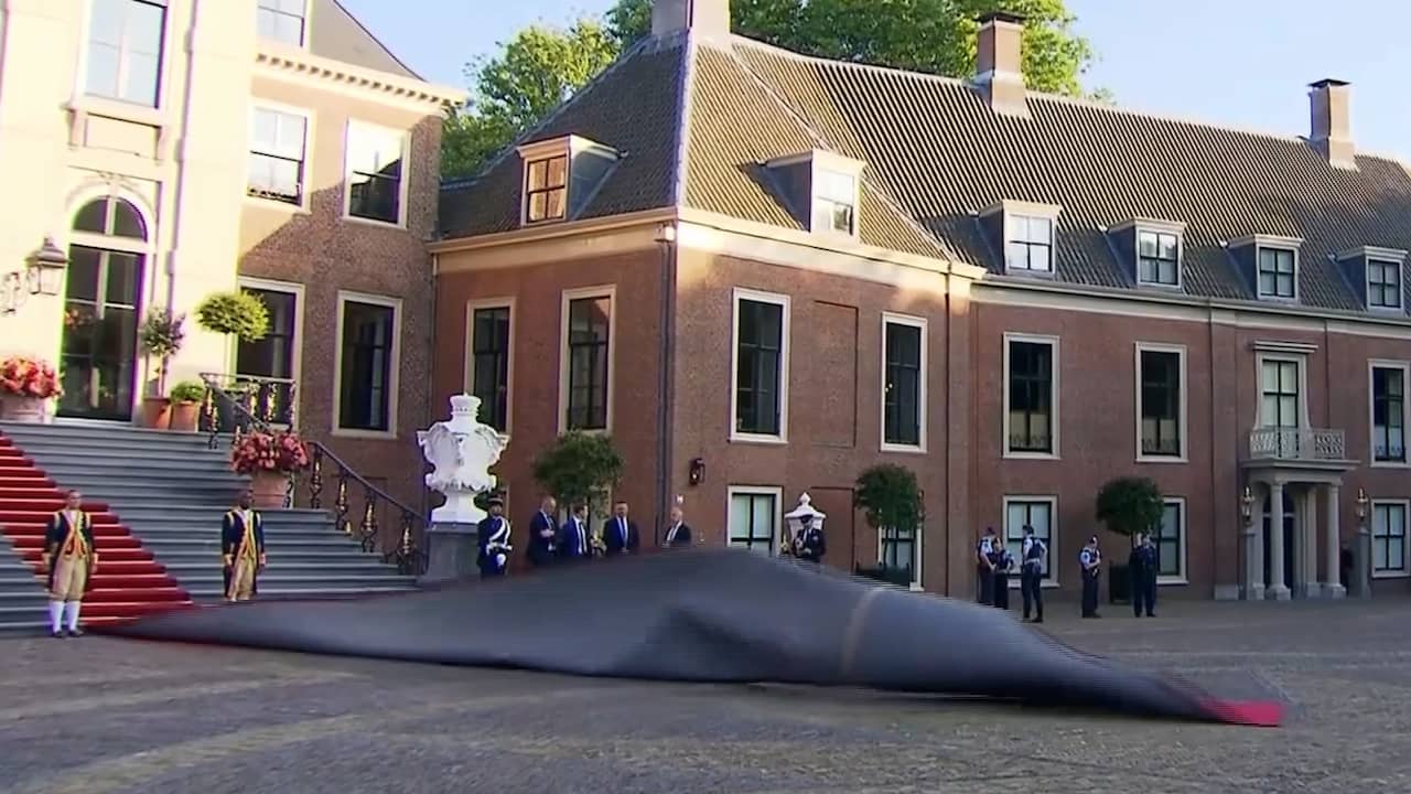 Rode loper bij paleis waait vlak voor aankomst Trump weg | NU.nl