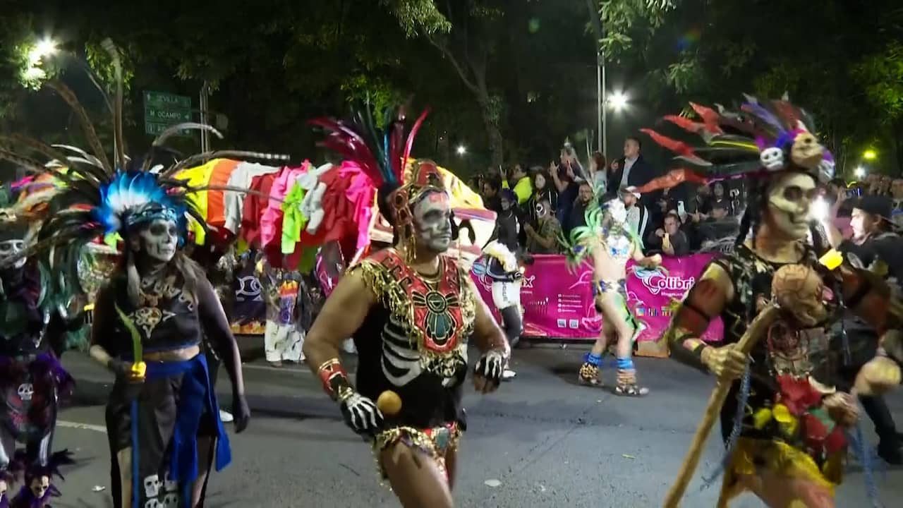 Parade van skeletten voor Dag van de Doden in Mexico | NU.nl