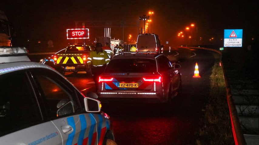 Ongeluk met vrachtwagen en twee auto's op A16 zorgt voor verkeershinder | Breda | NU.nl