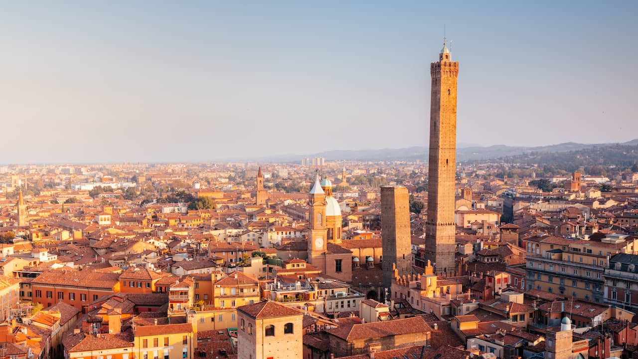 Beroemde toren van Bologna gaat steeds schever staan en dreigt in te ...