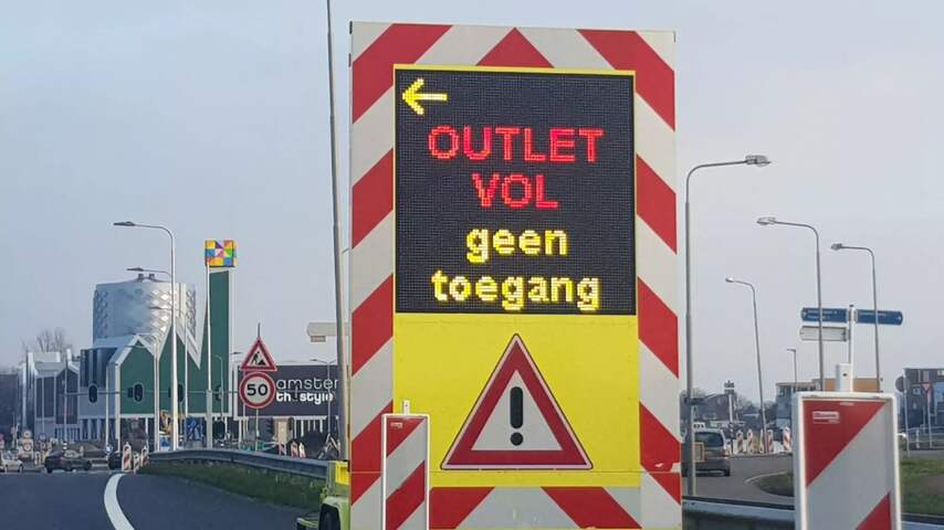 Bezoekersstop in openingsweekend van nieuw outletcentrum in Halfweg ...