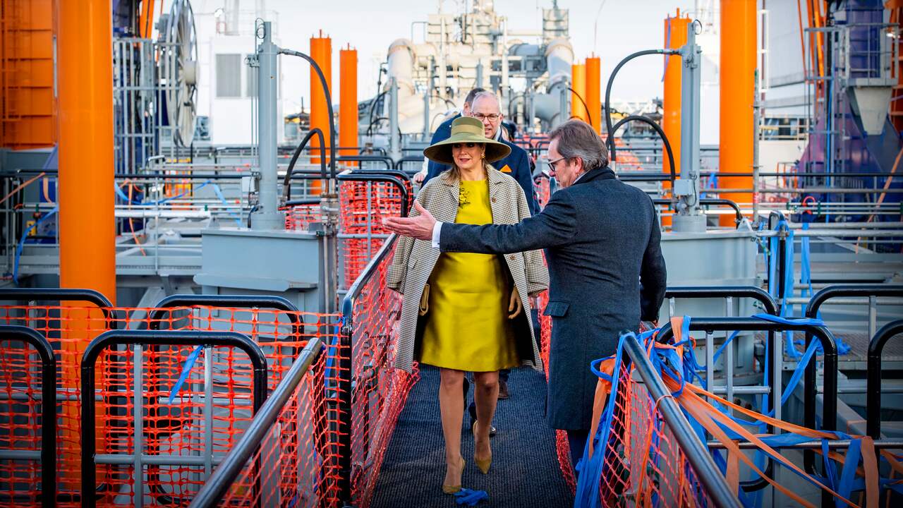 Koningin Máxima doopt baggerschip Vox Amalia in Rotterdam | Rotterdam ...