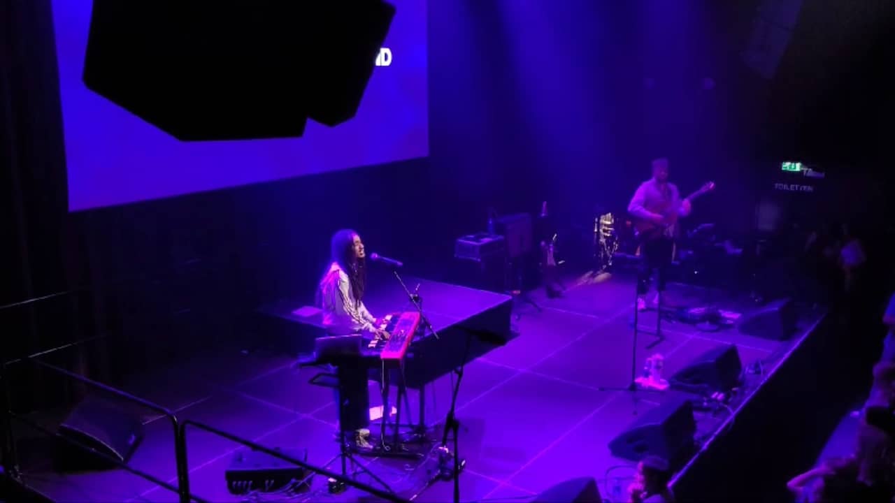 Jaïr Faria krijgt de hele zaal stil | NU.nl