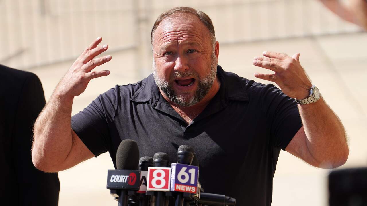 Uiterst rechtse Amerikaanse complotdenker Alex Jones weer terug op X ...