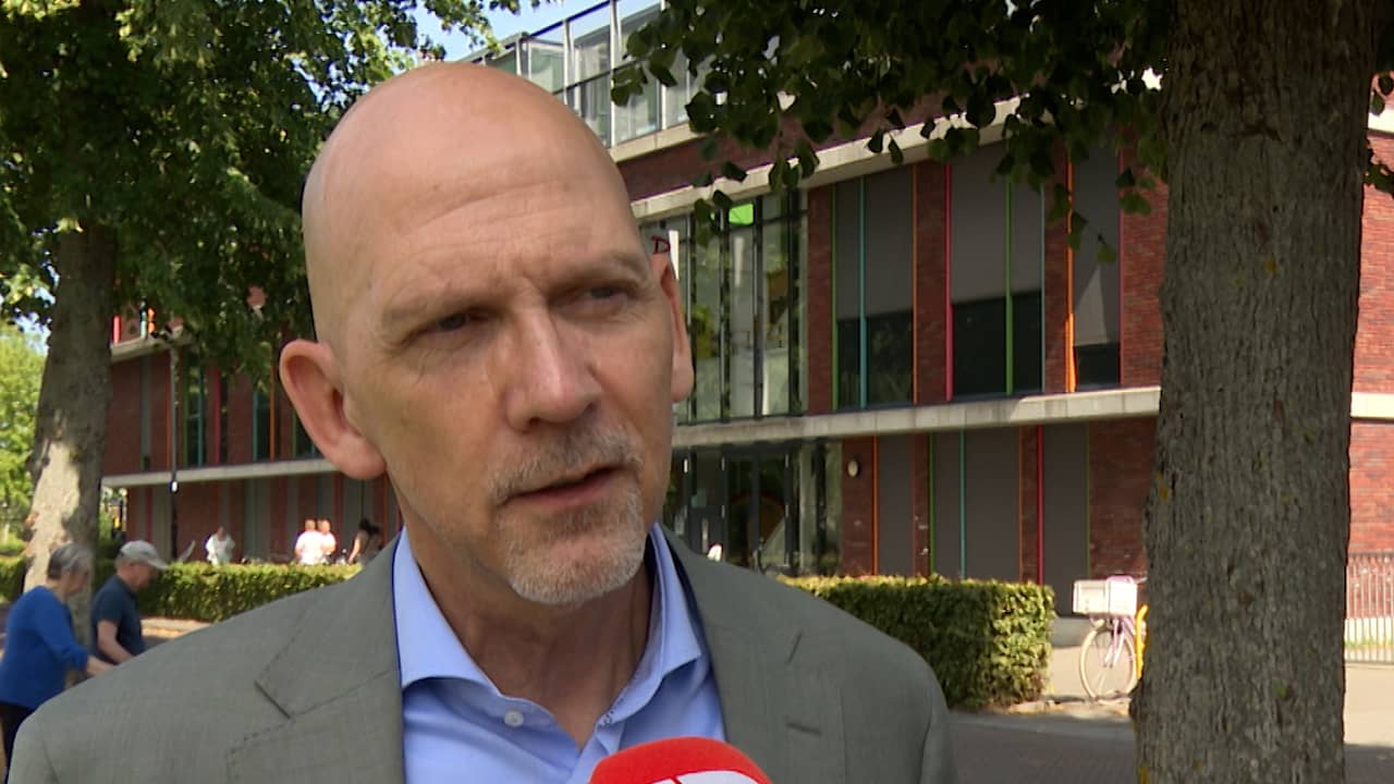 Directeur scholenkoepel: 'Neergestoken meester is boegbeeld' | NU.nl