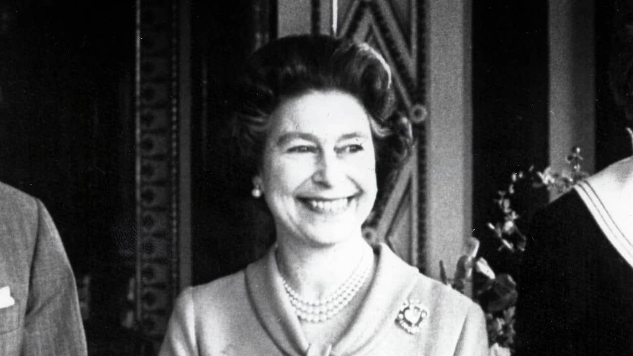 Zwaaien op de Dam, schietpartij en Bond: Elizabeths leven in beeld | NU.nl