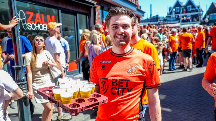 Feestvreugde op de 'Heen en Weer' tijdens huldiging FC Volendam ...