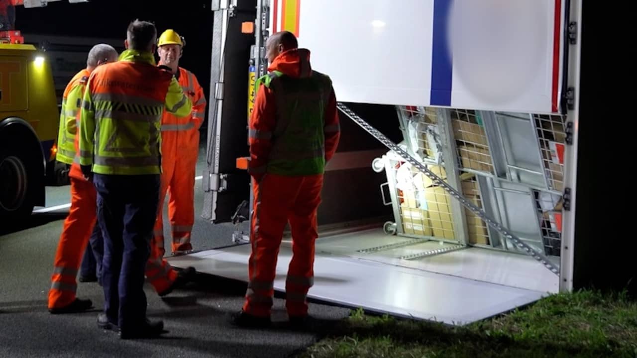 Gecrashte vrachtwagen vol pakketjes blijft hele dag op A2 liggen | NU.nl