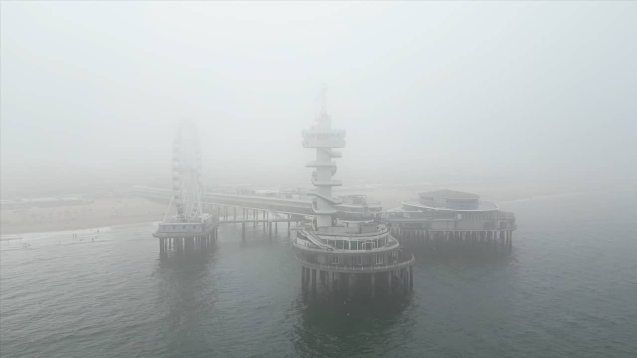 Pier van Scheveningen in nevelen gehuld door zeevlam | NU.nl