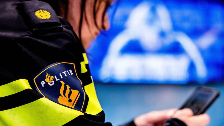 Politie gaat herkenbare beelden delen van verdachten van oplichting ...