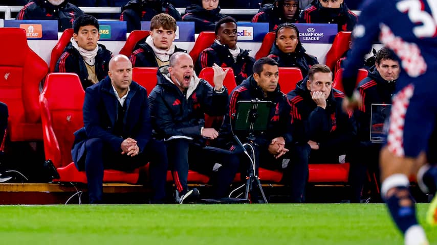 Assistenten Hulshoff en Van Bronckhorst moeten net als Slot weg bij ...