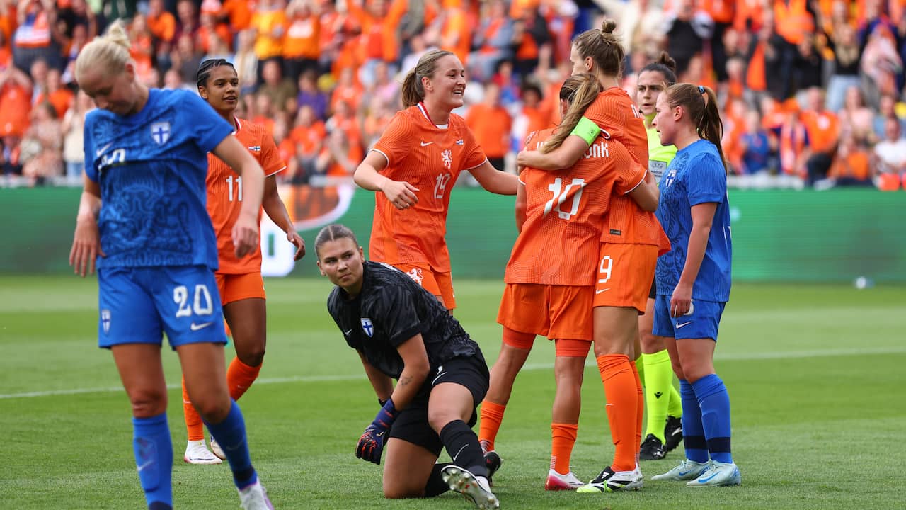 Oranje boekt dankzij treffers Miedema krappe zege in uitzwaaiduel voor ...