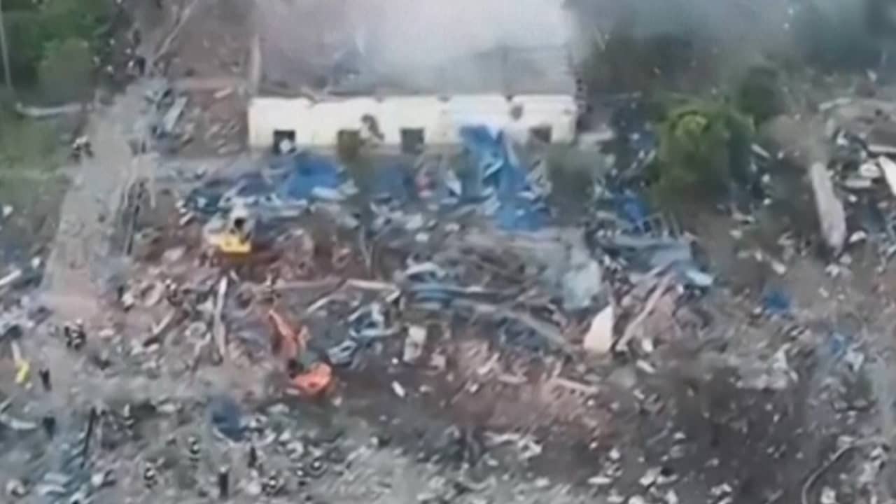 Enorme ravage na dodelijke explosie Chinese vuurwerkfabriek | NU.nl
