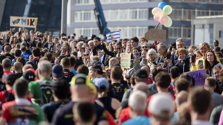 Duizenden lopen onder toeziend oog Schoof marathon van Rotterdam ...