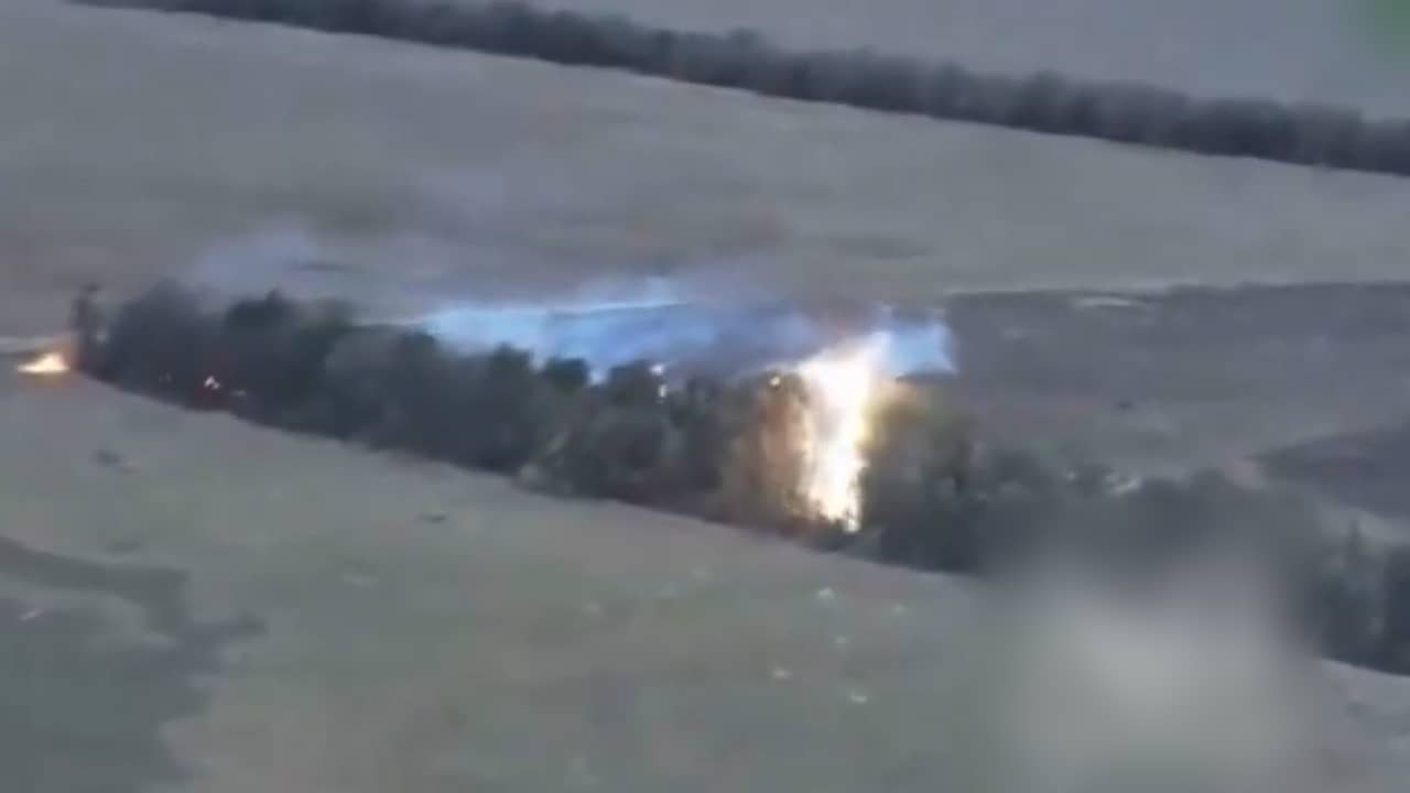 Oekraïne deelt beelden van drone die brandbare stof over linie giet | NU.nl