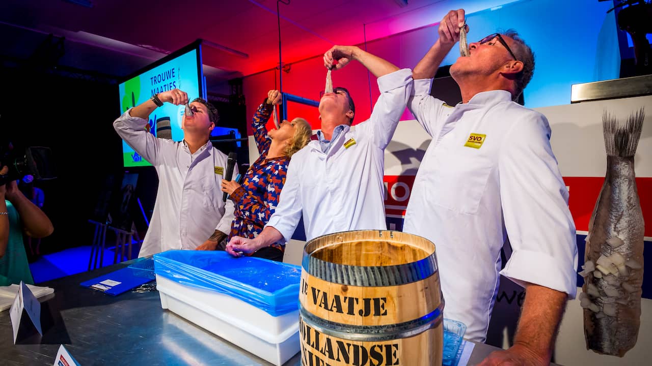 Eerste vaatje haring levert 78.000 euro op voor het goede doel | Eten ...