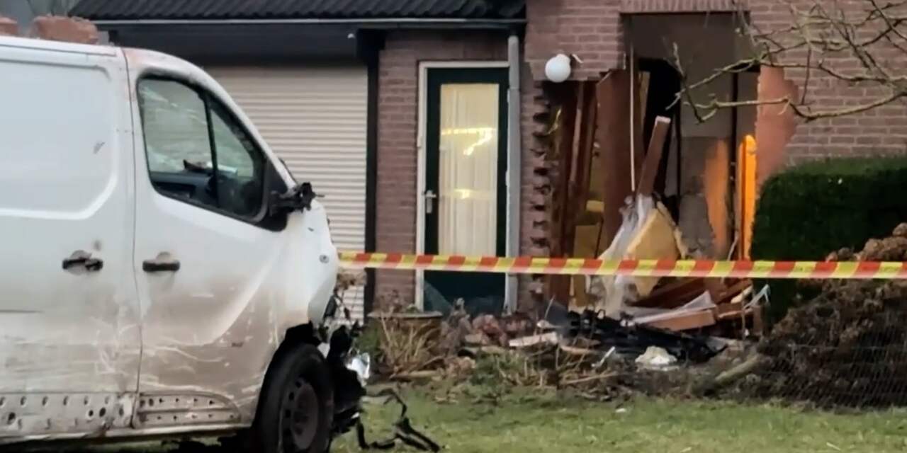 Gemist: Flink gat in gevel doordat pakketbezorger Gelderse woning ramt
