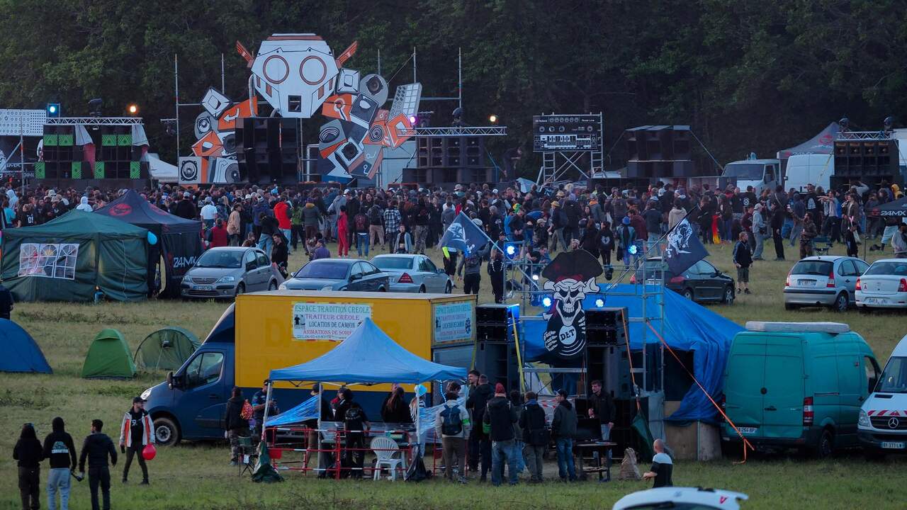 Enorme illegale rave in Frans dorp komt na vijf dagen ten einde ...