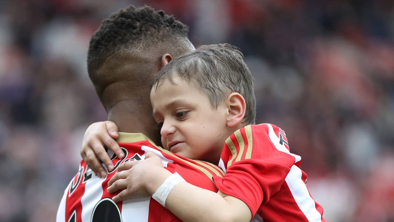 Engelse voetbalfans opgepakt die spot dreven met kind dat aan kanker ...