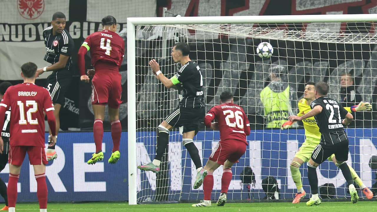 Virgil van Dijk kopt corner van Gakpo binnen tegen Frankfurt | NU.nl