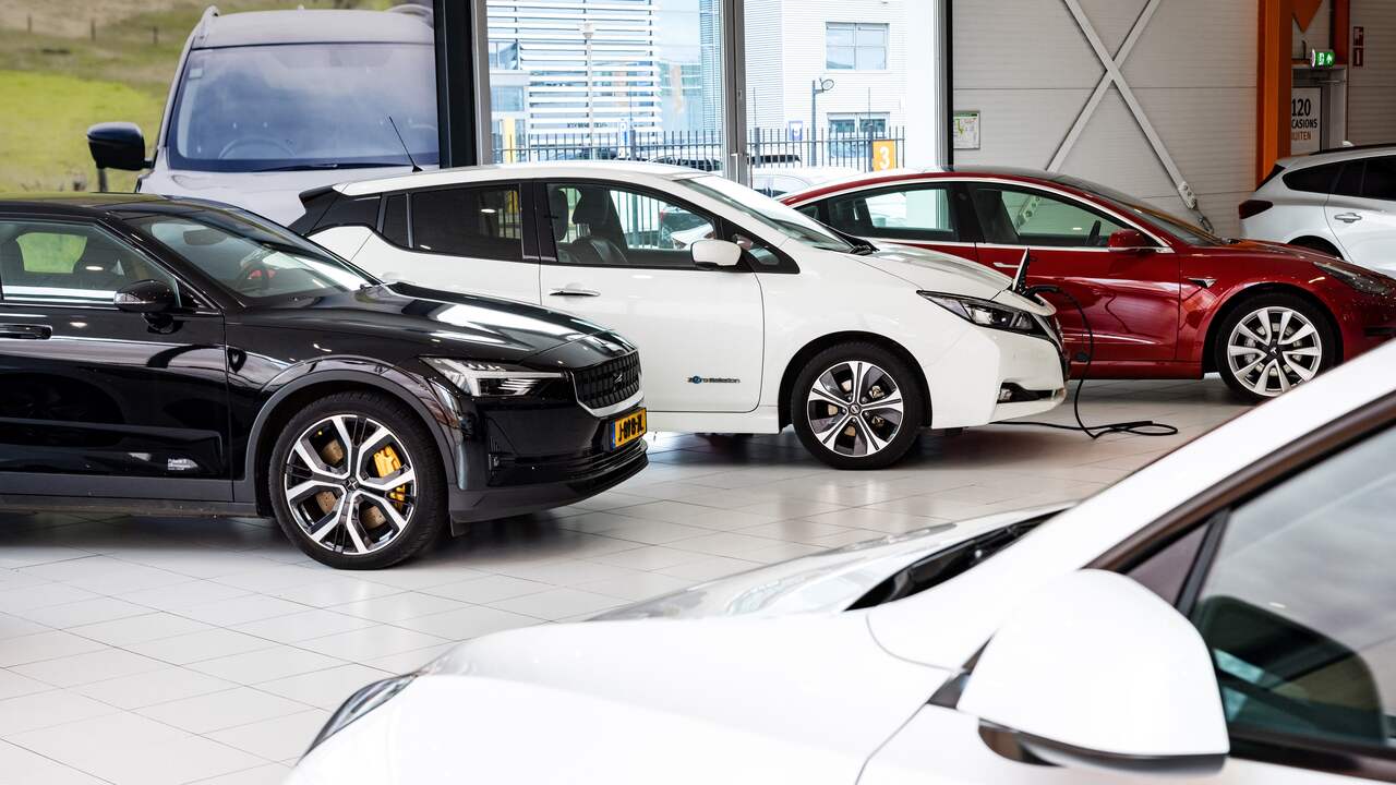 Meer gebruikte auto's wisselen van eigenaar, benzinewagen blijft het ...