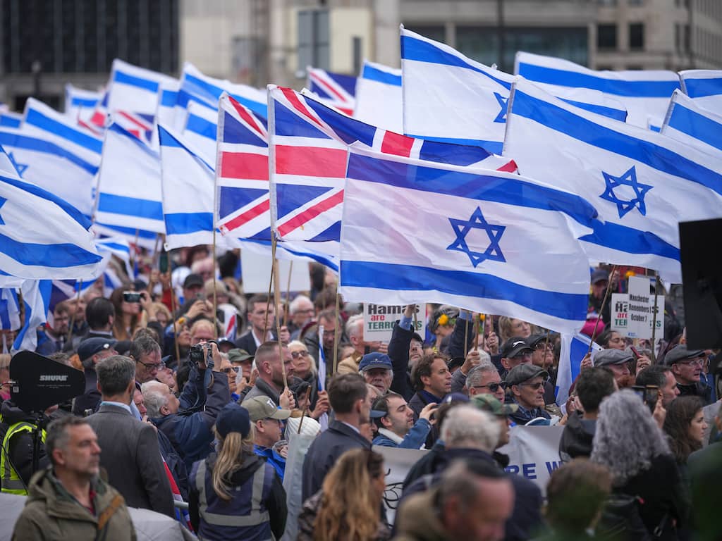 Slachtoffers van Hamas-aanval op 7 oktober overal in Europa herdacht ...