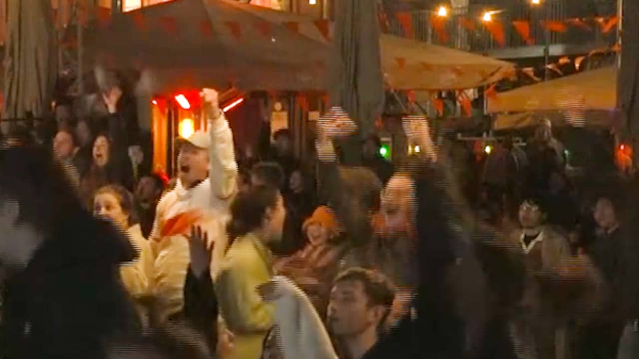 Zo juichte fans in Amsterdam voor de goals van Oranje tegen Japan | NU.nl