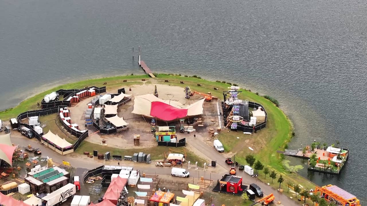 Dronebeelden tonen ingestorte tent op festival in Roermond | NU.nl