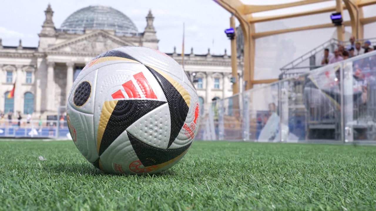 Adidas presenteert nieuwe EK-bal voor halve finales en finale | NU.nl