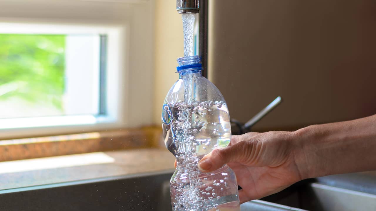 NUcheckt: Is het hergebruiken van je plastic waterflesje gevaarlijk ...