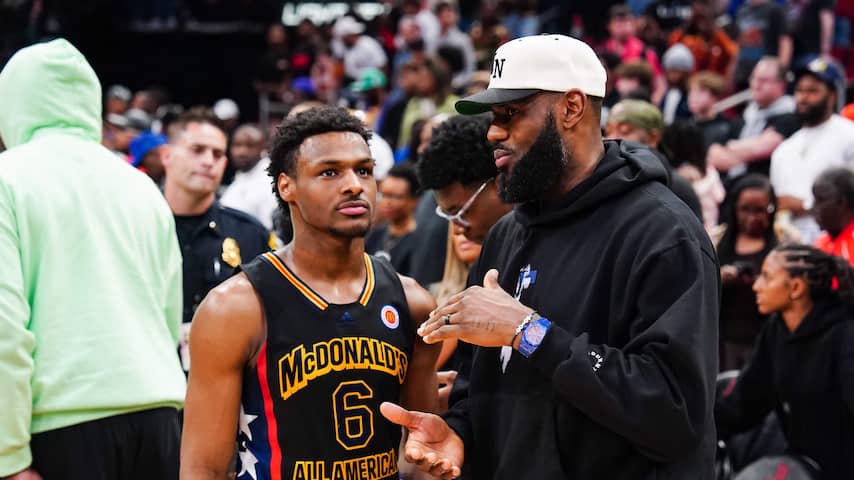 LeBron James (39) vervult droom met nieuwe deal en gaat basketballen ...