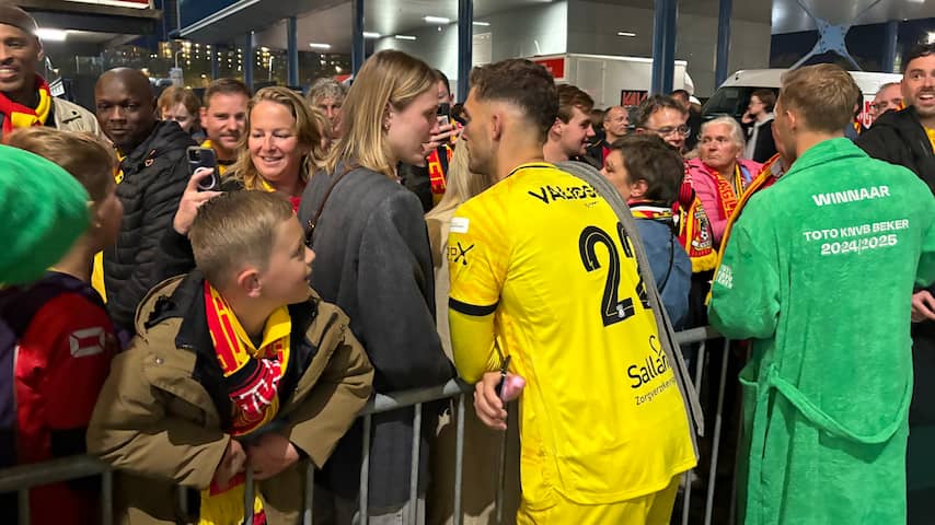 Bekerheld De Busser met prijs in voetsporen van vriendin: 'Eindelijk een voor mij' | Voetbal | NU.nl