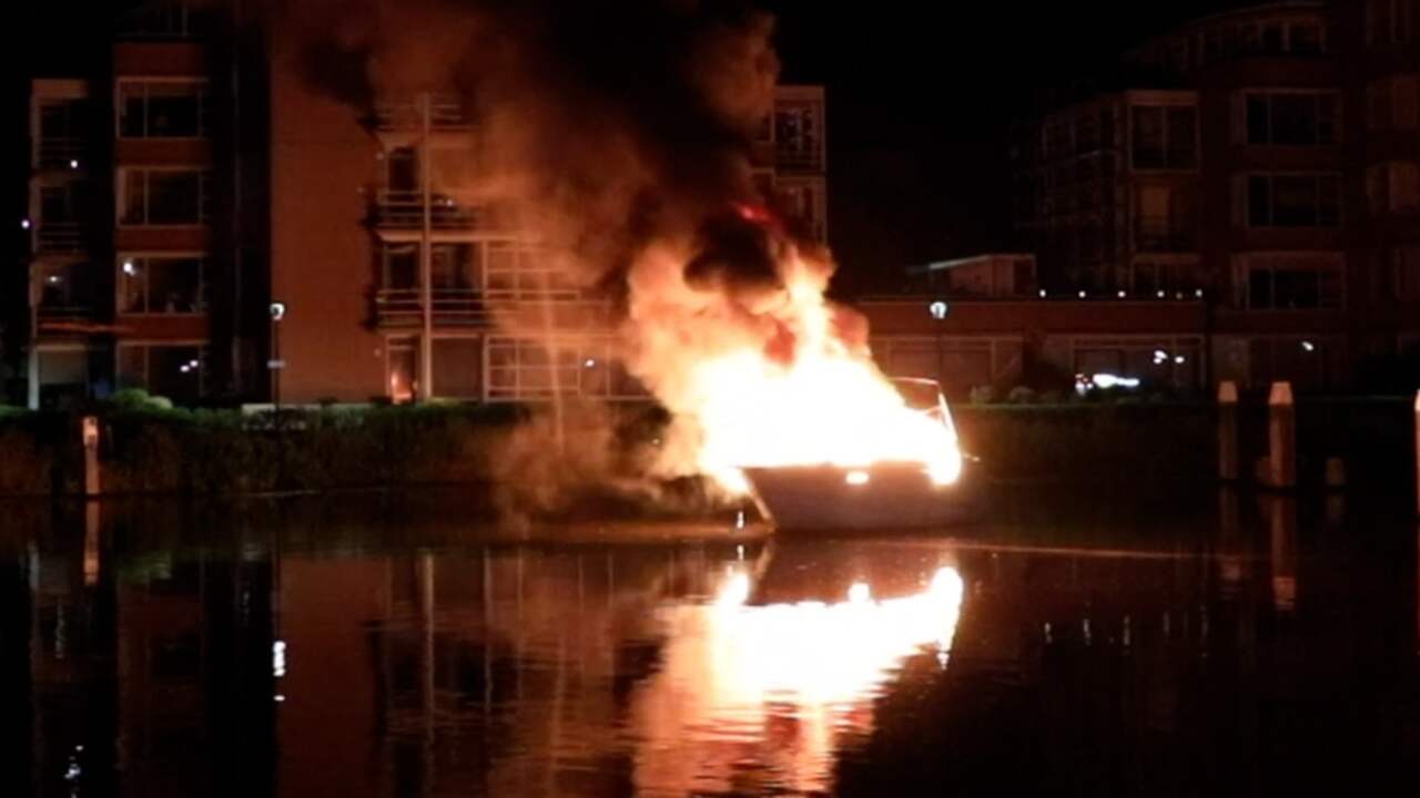 Losgeraakte boot drijft brandend in kanaal in Leidschendam | NU.nl