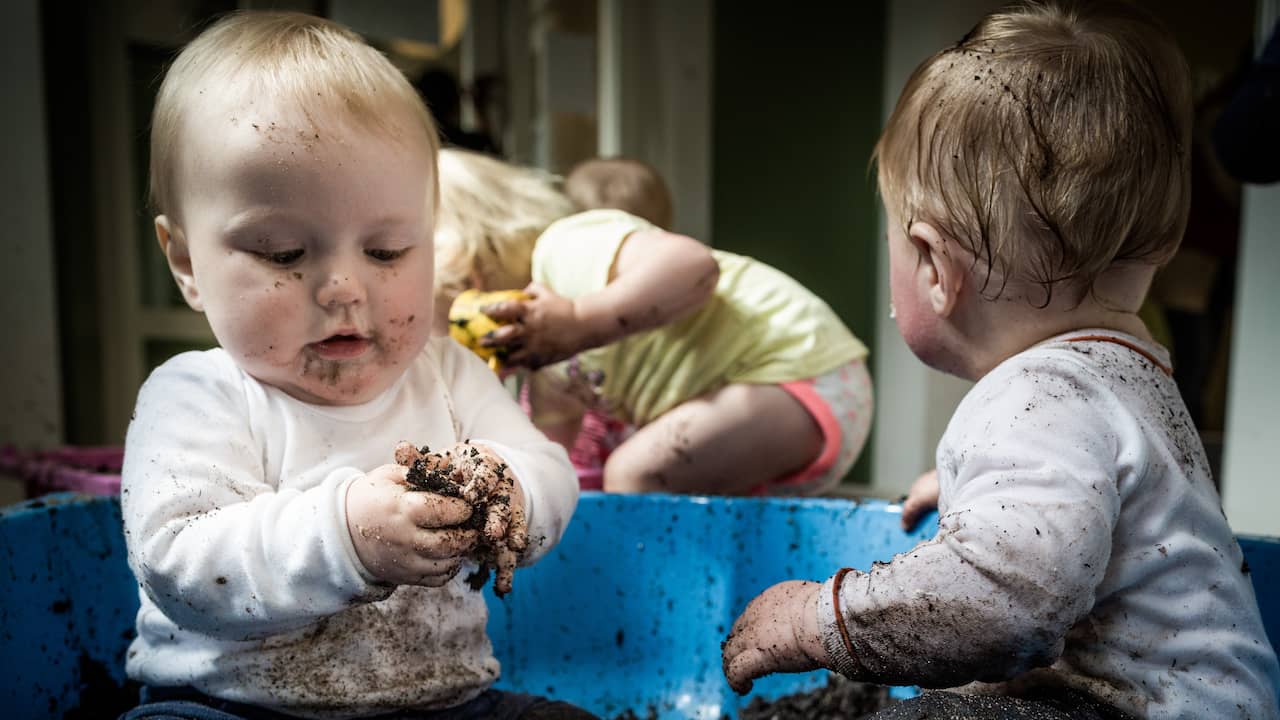 Nederlandse baby's gaan al jong naar opvang vanwege 'strak afgesteld ...