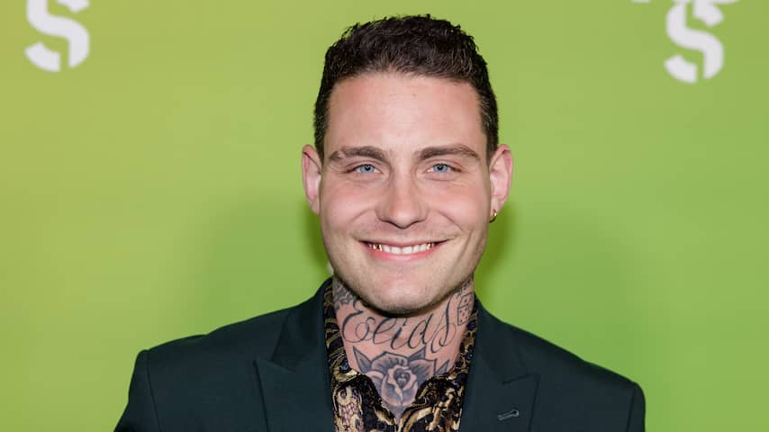 Douwe Bob krijgt speciale tatoeage van Schiffmacher: 'Stukje ...