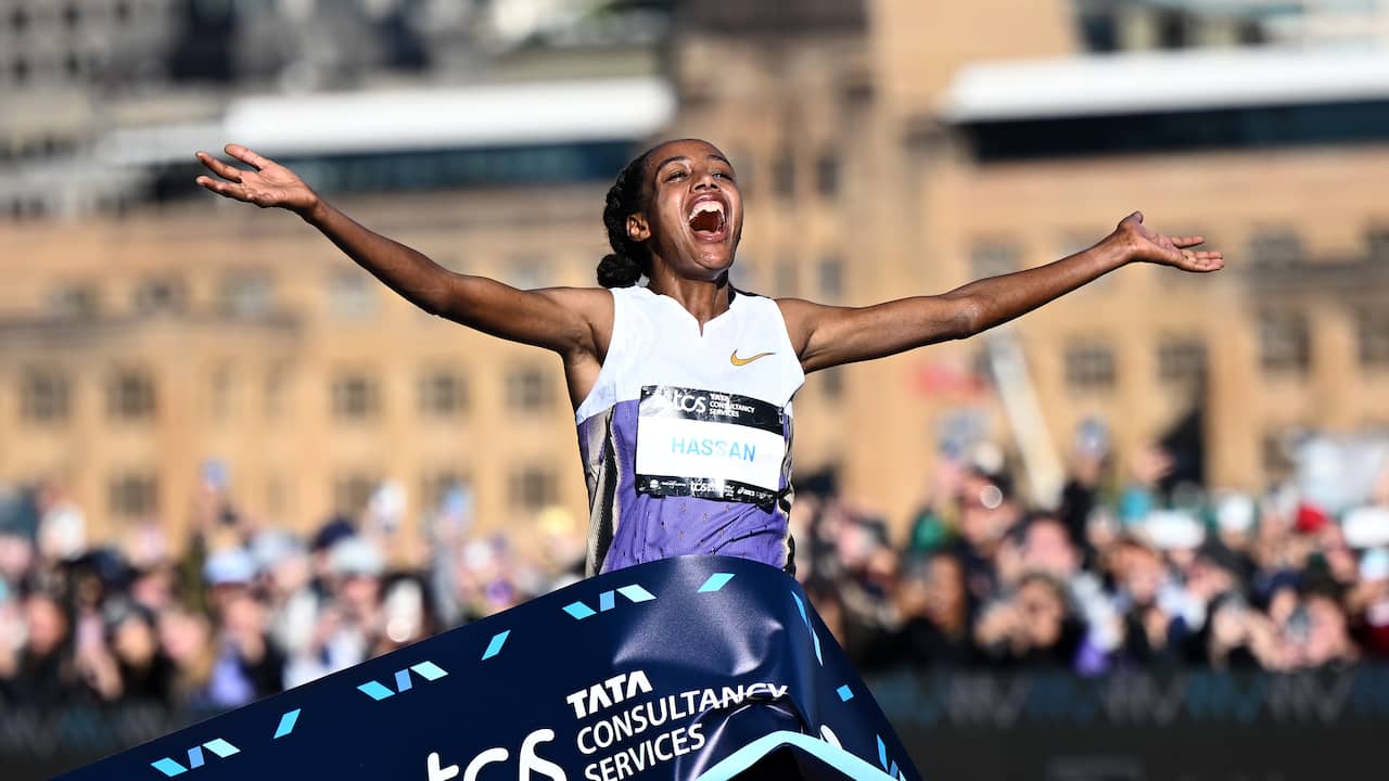 Sifan Hassan deelt beelden van overtuigende winst marathon Sydney | NU.nl