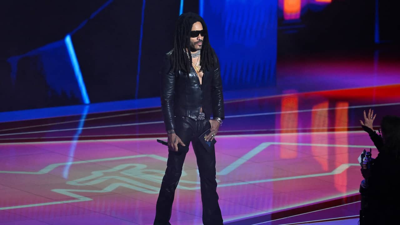 Lenny Kravitz stelt dat fan vier dreadlocks uit zijn hoofd heeft ...