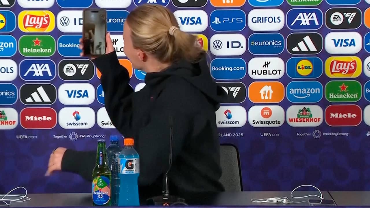 Keeper wordt gefacetimed tijdens persconferentie: 'Ik bel zo terug ...