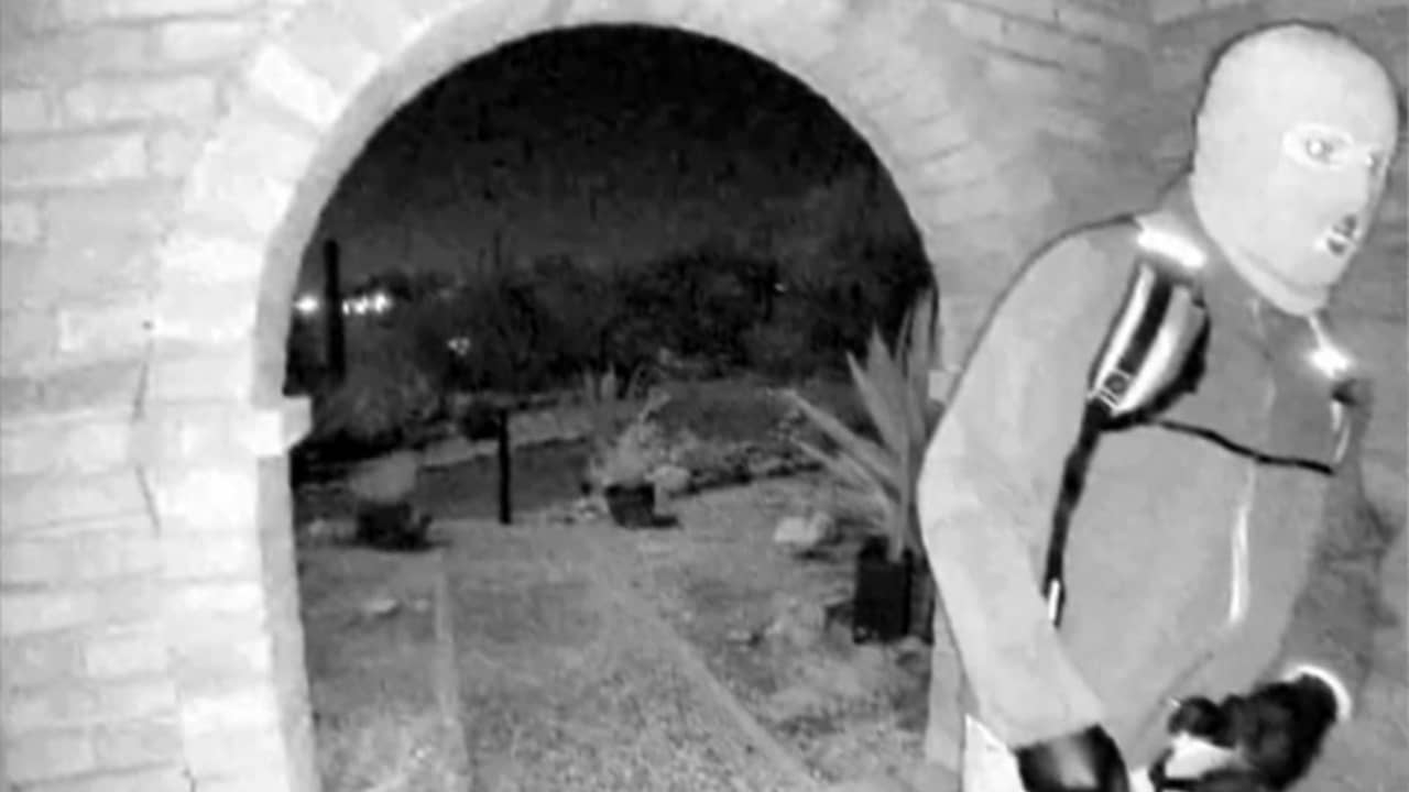 FBI toont foto's van gemaskerde persoon die moeder NBC-presentatrice ...