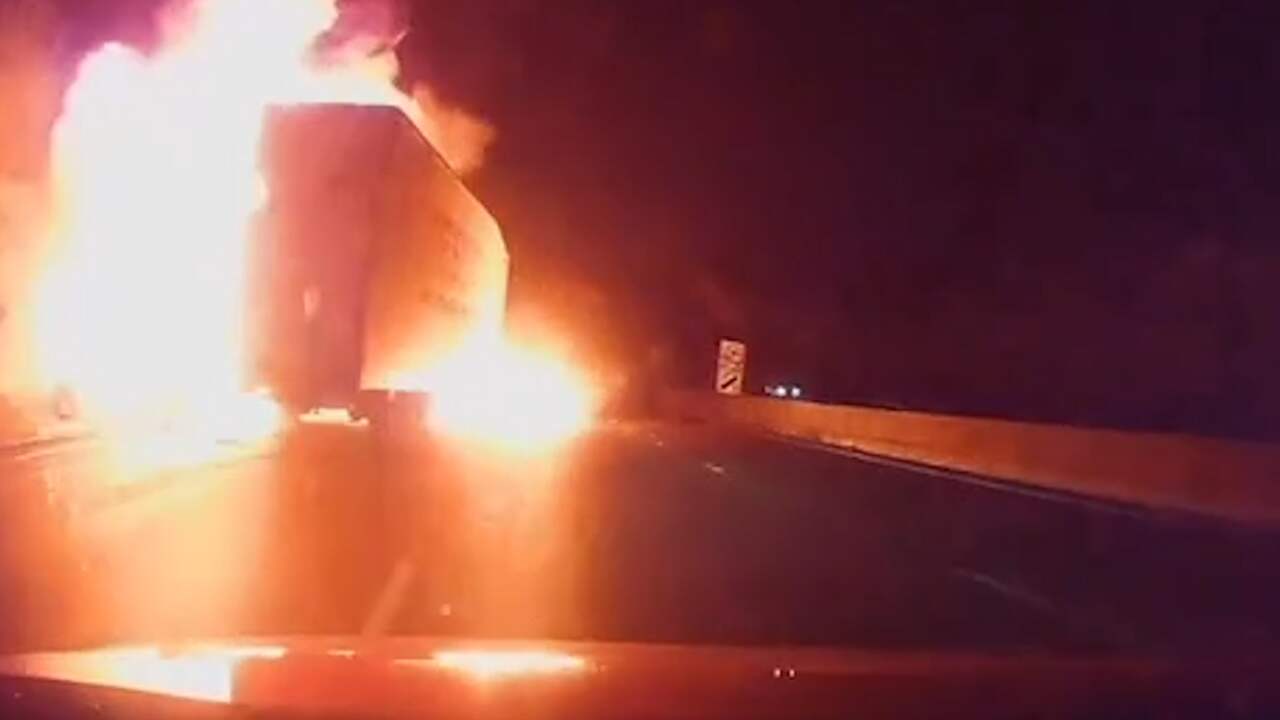 Vrachtwagen crasht en explodeert Engelse snelweg | NU.nl