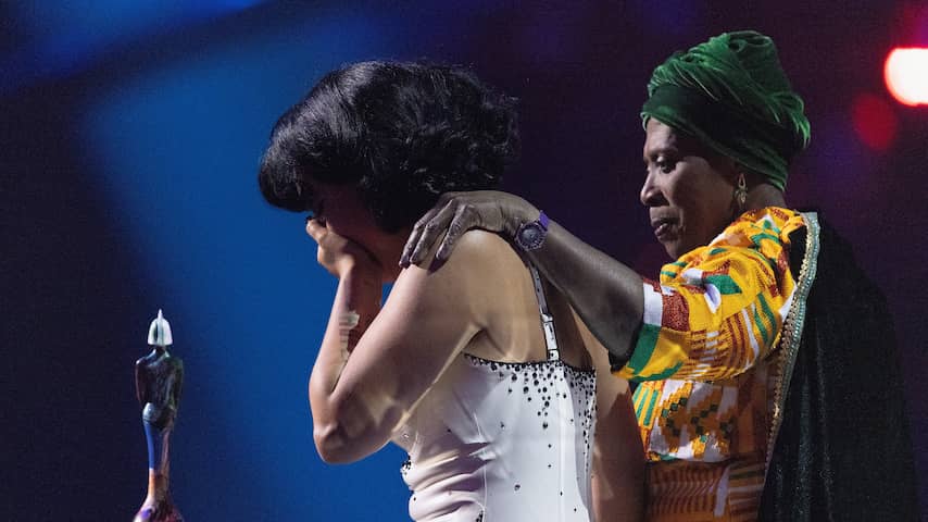 Wie is RAYE, de zangeres die geschiedenis schreef bij de BRIT Awards ...