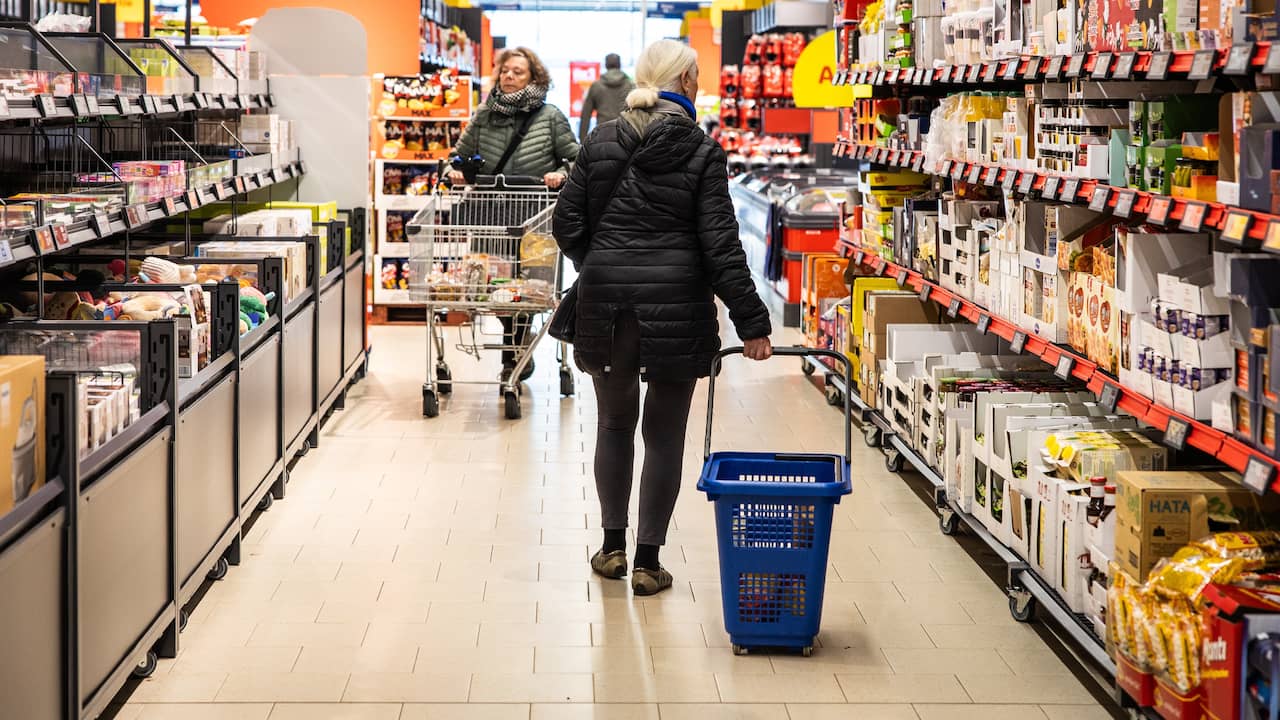 Beschikbaar inkomen van huishoudens stijgt door hogere lonen | Economie ...