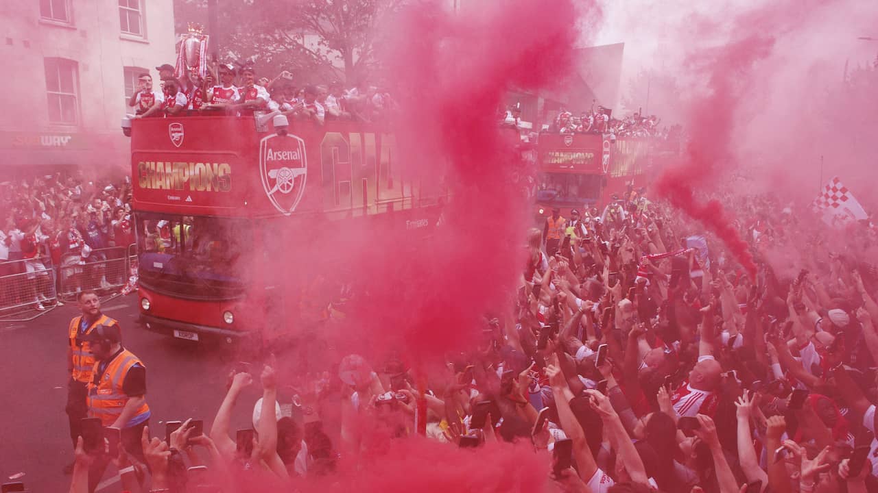 Arsenal viert landstitel met rondrit in open bus door Londen | NU.nl