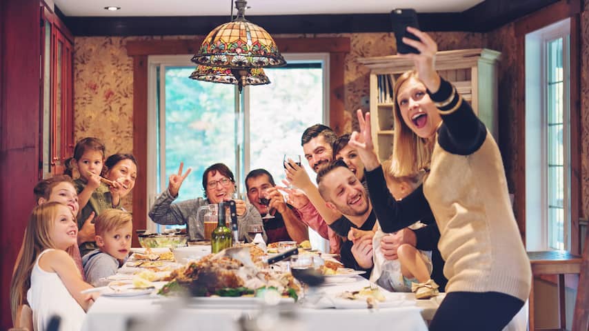 Expert: leg 'plebsbestek' zoals smartphone niet op tafel tijdens ...