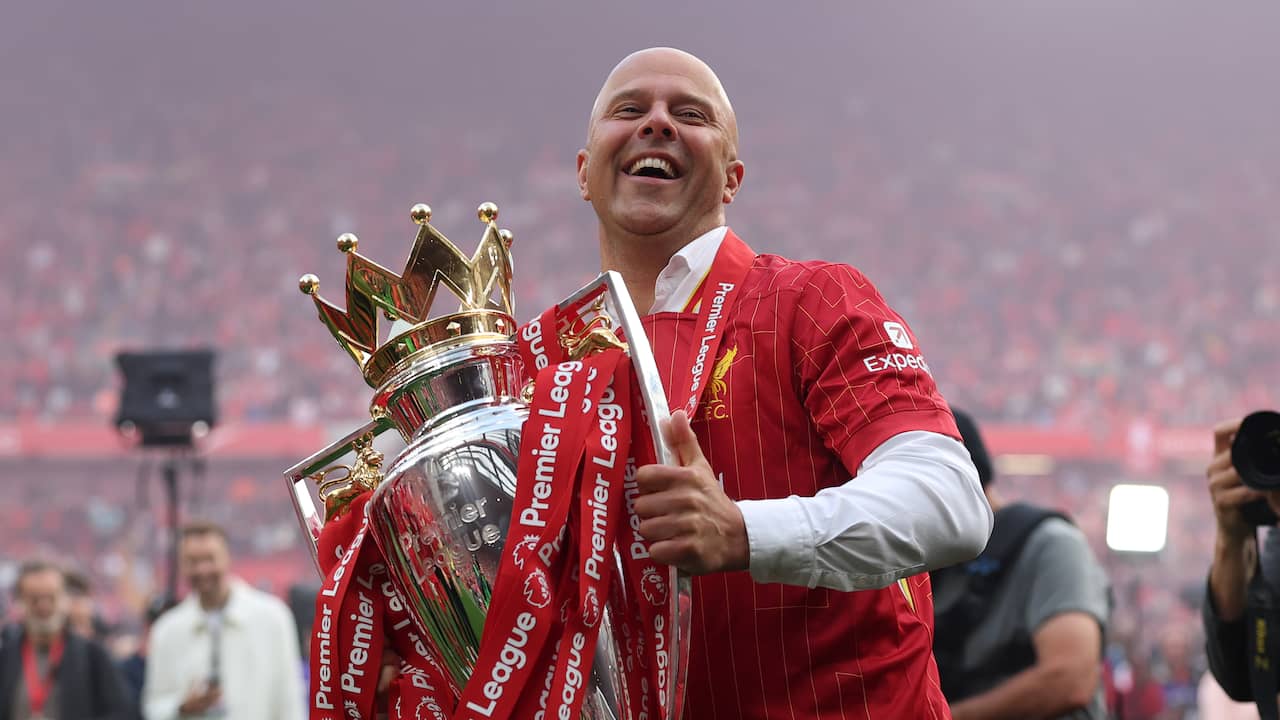 Slot en Liverpool ontvangen Premier League-trofee op uitzinnig Anfield ...