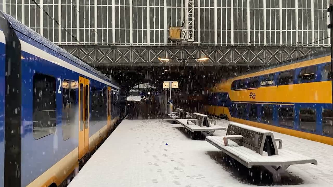 Live sneeuw | Meerdere scholen dicht, Rijkswaterstaat vreest al voor ...