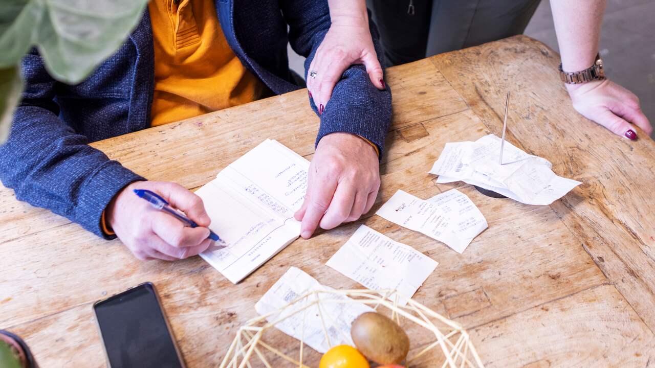 Mensen met geldproblemen trekken laat aan de bel: zo herken je signalen ...