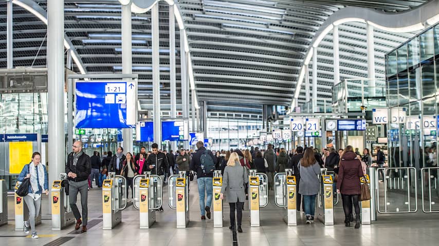 ProRail komt met noodplan om overvolle stations veiliger te maken | Binnenland | NU.nl