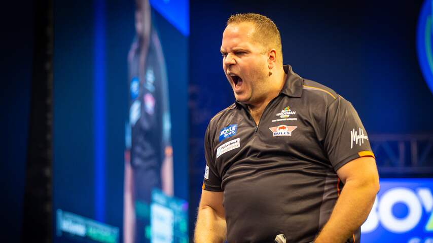 Van Duijvenbode walst over Gurney heen en haalt kwartfinales World ...
