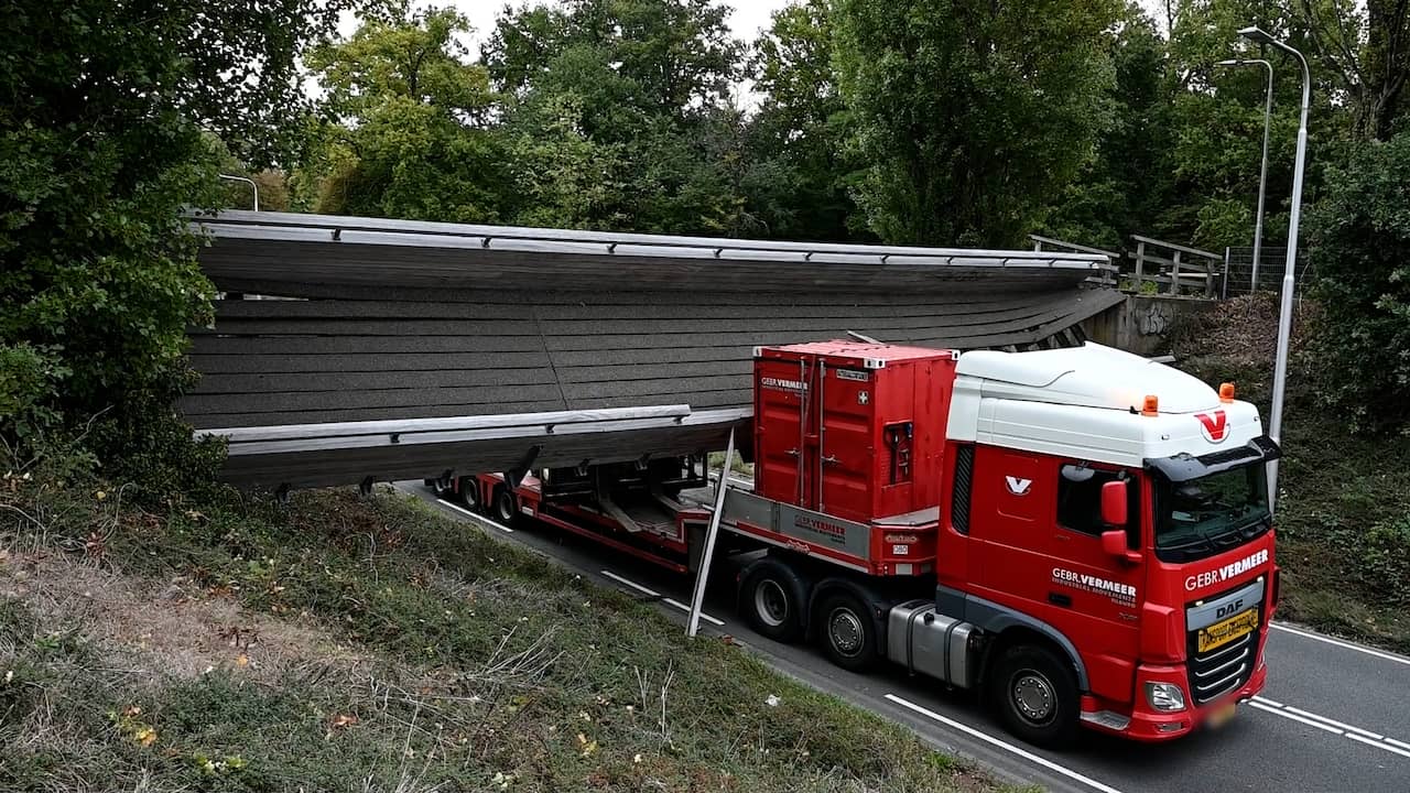 Loopbrug ligt op vrachtwagen na botsing in Tilburg | NU.nl